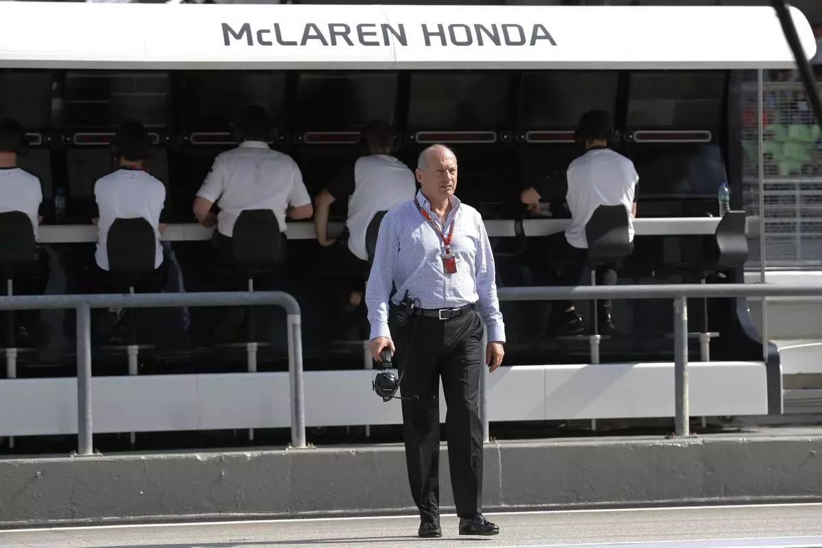 ron-dennis-mclaren-laf1es.jpg