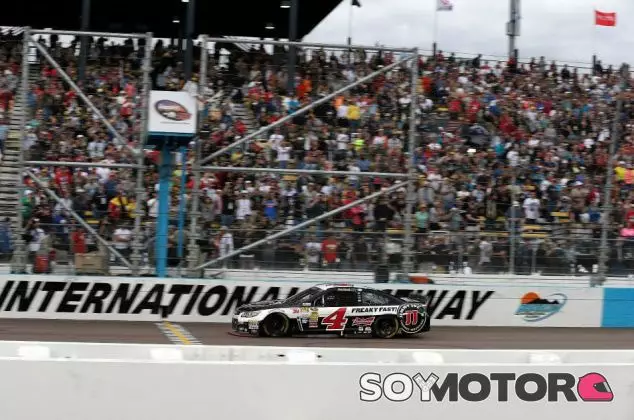 Kevin Harvick dari tim Gene Haas mengambil bendera kotak-kotak di Phoenix kemarin - LaF1