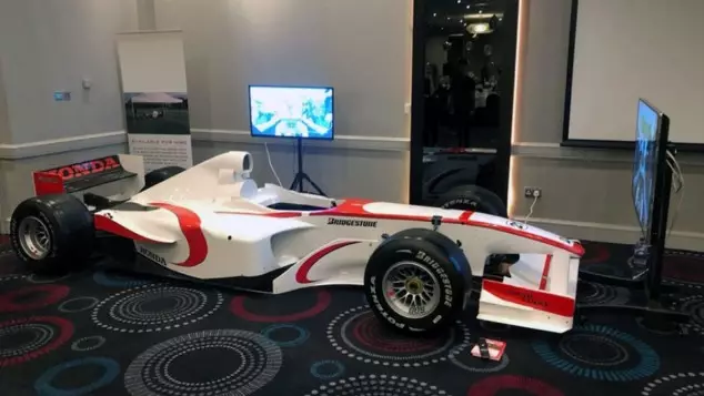 Super Aguri SA05 z F1, připravený pro virtuální simulaci