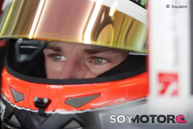 Nico Hülkenberg přemýšlivý ve svém Sauberu - LaF1