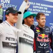 Lewis Hamilton duro ẹrin laarin Sebastian Vettel ati Nico Rosberg - LaF1