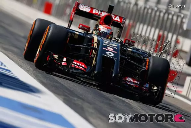 Mācītājs Maldonado pie Lotus E22 - LaF1 vadības ierīcēm