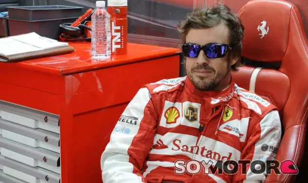 Fernando Alonso sa Ferrari box sa Korea - LaF1