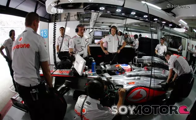 Box McLaren con Jenson Button nella MP4-28 - LaF1