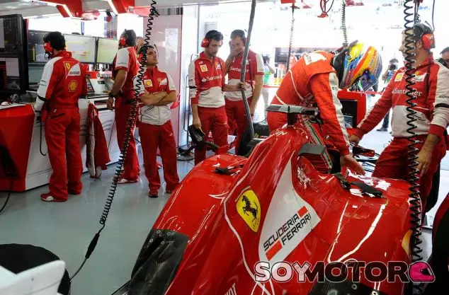 Fernando Alonso in de Ferrari-box in Korea - LaF1