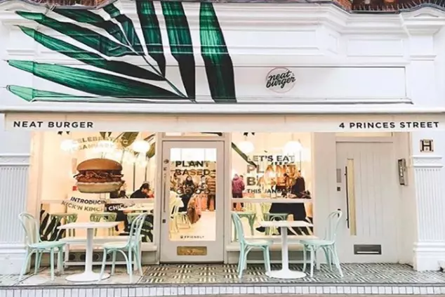 Hamilton vegan burger liên doanh quyên góp thực phẩm cho Health Britain