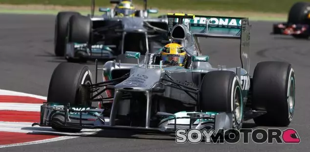 Lewis Hamilton ve Nico Rosberg, 2013 Britanya GP'sinde Mercedes W04'lerinin direksiyonunda.