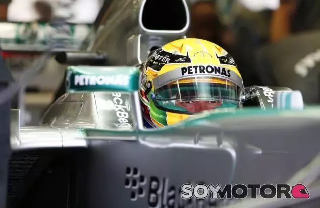 Lewis Hamilton në timonin e W04 të tij