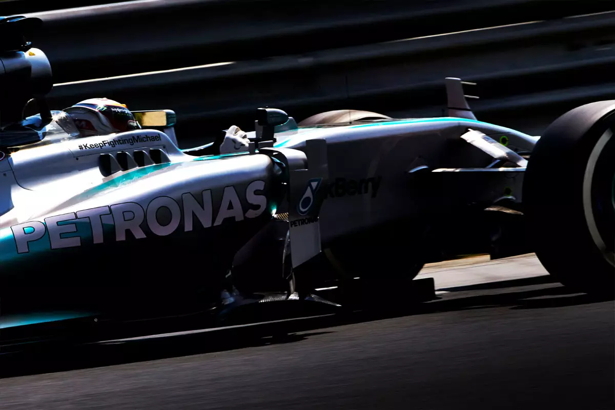 Hamilton volve e desobedece as ordes do equipo Mercedes