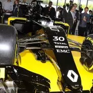 Koloi ea pontšo eo Renault e e sebelisitseng ho hlahisa mebala ea eona e mecha - LaF1