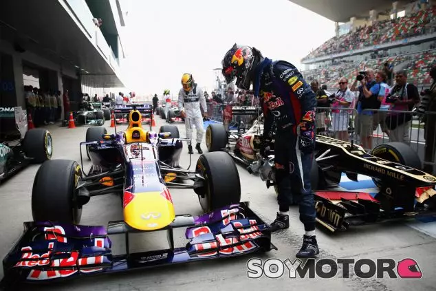 Sebastian Vettel s'occupe des freins de sa RB9 dans le parc fermé - LaF1