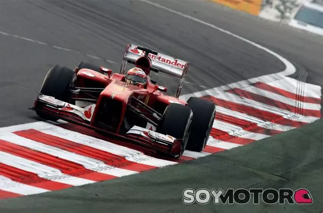 Fernando Alonso and his F138 in India - LaF1