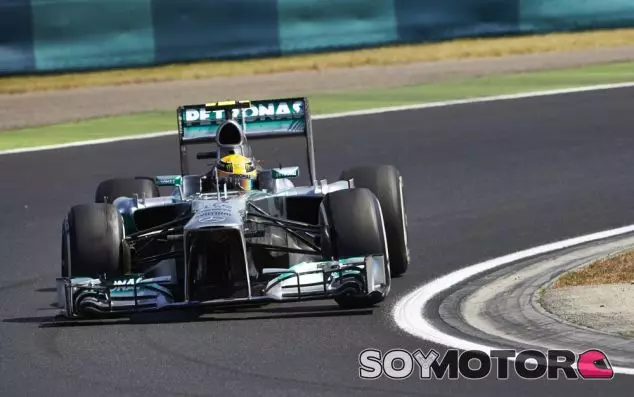 Lewis Hamilton wrth olwyn ei W04