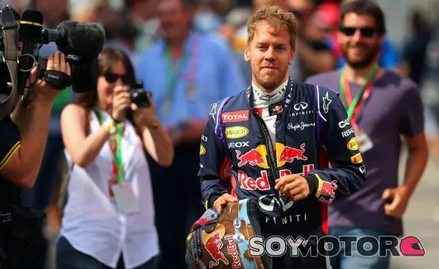 Sebastian Vettel oo ku yaal Montmeló paddock - LaF1