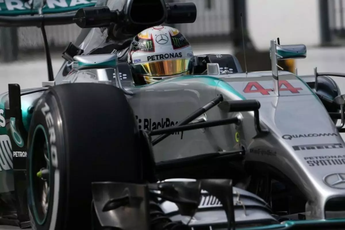 Hamilton marad a Forma-1-ben