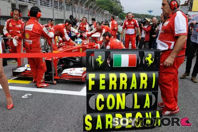 Fernando Alonso op de startgrid op Interlagos - LaF1