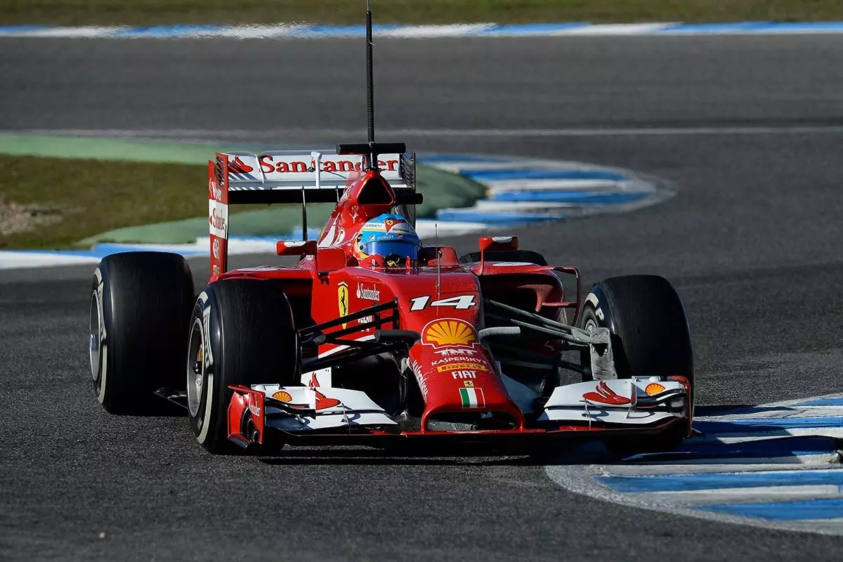 Trankvilo alvenas en Jerez, Rosberg donas recitalon kaj Alonso gvidas la horloĝon