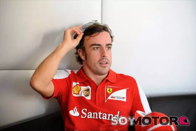 UFernando Alonso kwi-paddock yase-Abu Dhabi-LaF1