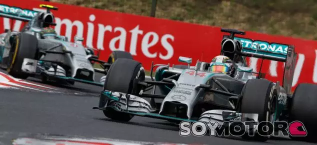 Hamilton ve Rosberg yarışta