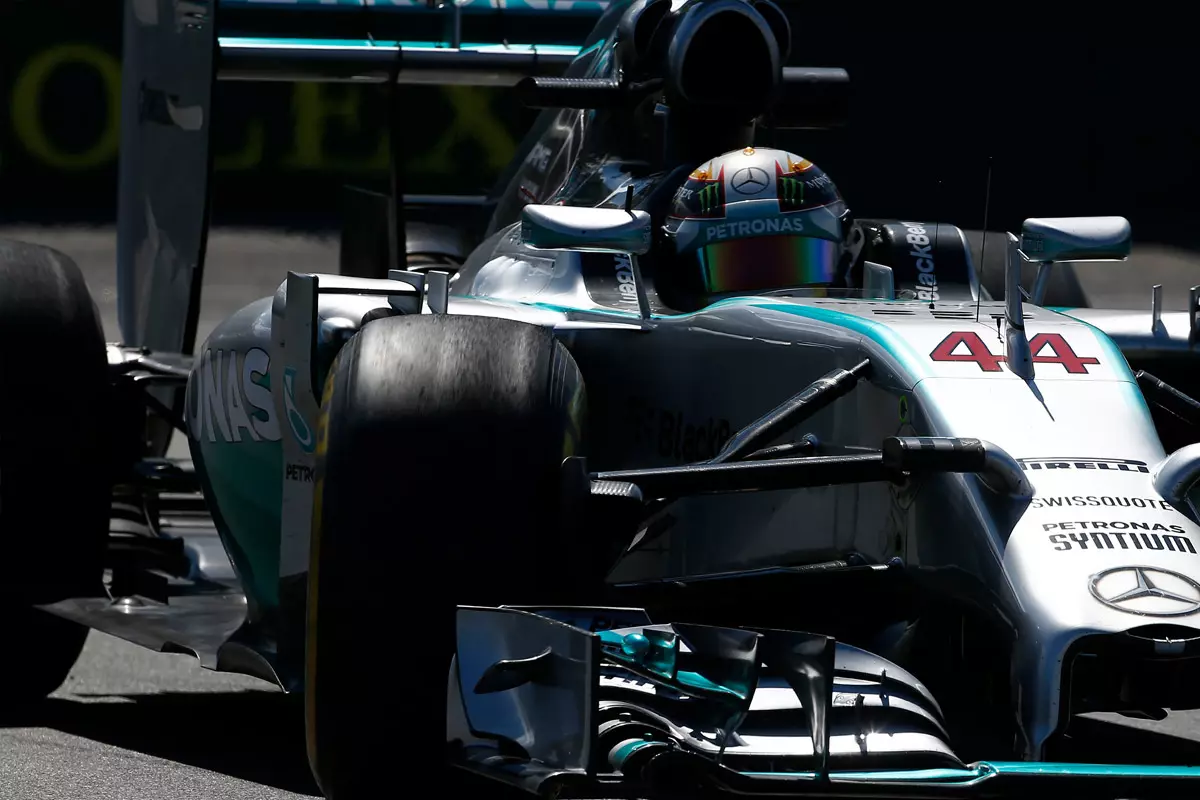 Feiceann Hamilton mar a éalaíonn Rosberg i gCorn an Domhain: