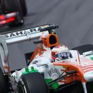 Дженсон Баттон Пол ди Рестанын Force India командасын кууп баратат