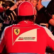 Felipe Massa en Fernando Alonso tekenen handtekeningen voor de tifosi - LaF1