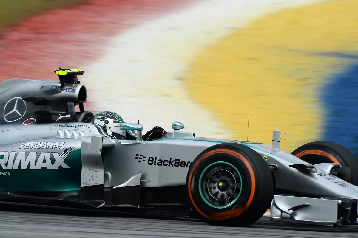 Rosberg komanduje u Sepangu, ali se ne odvaja od Vettela i Ferrarija