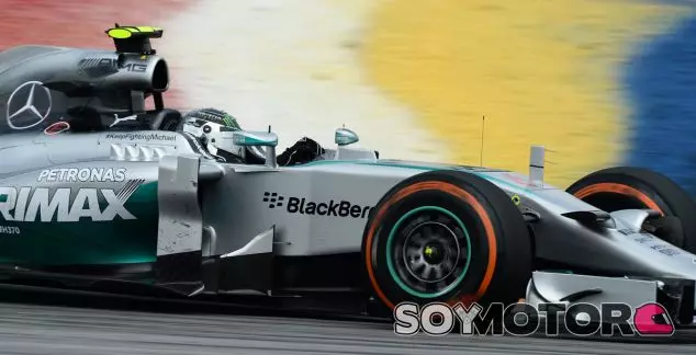 Rosberg Sepangda buýruk berýär, ýöne özüni Vettel we Ferrari-den daşlaşdyrmaýar