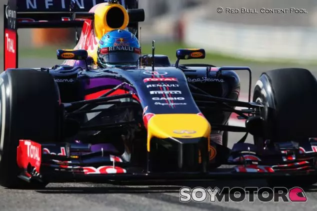 Sebastian Vettel az RB10 - LaF1 vezérlőinél