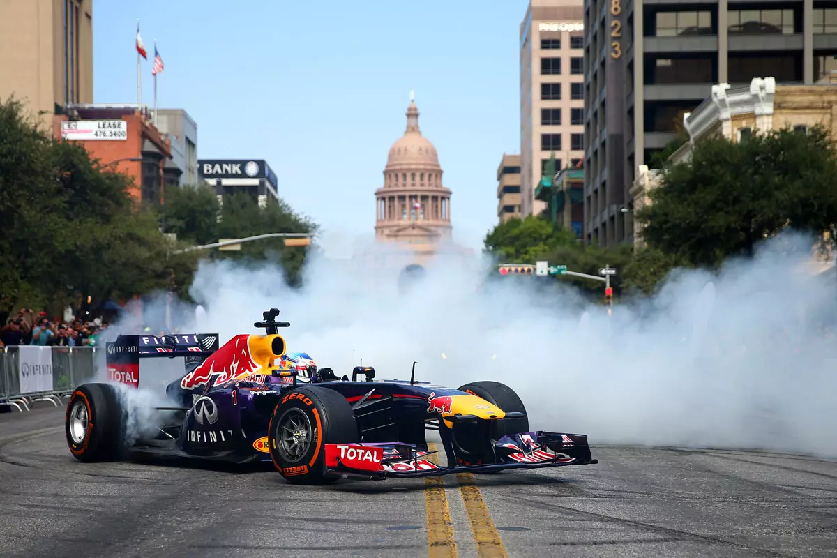 Vettel kaj Ricciardo amuziĝas ĉe ekspozicio en Aŭstino