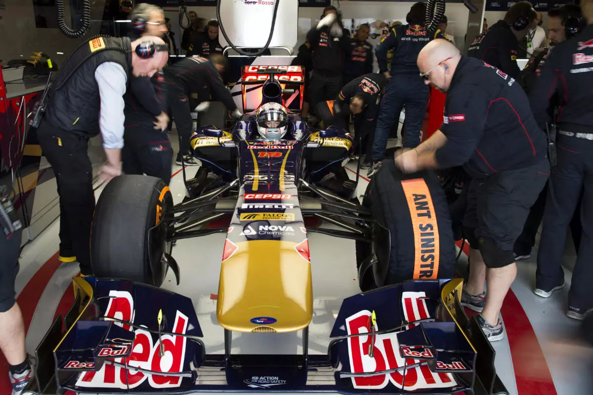 Daniil Kvyat certigas, ke Toro Rosso estos en Jerez