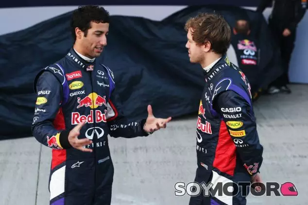 Daniel Ricciardo na Sebastian Vettel baraganira mbere yo kwerekana RB10 - LaF1