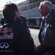 Christian Horner s'entretient avec Dietrich Mateschitz dans la voie des stands de Jerez - LaF1