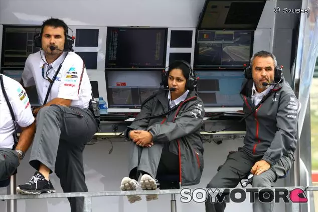 Monisha Kaltenborn op de Sauber Pit Wall - LaF1