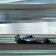 Hamilton venkas Rosberg je la minimumo; Alonso restas kuŝanta