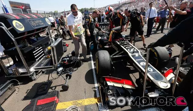 Kimi Räikkönen di grid awal GP Hungaria