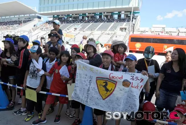 Les fans japonais attendent à Suzuka Pit Lane - LaF1