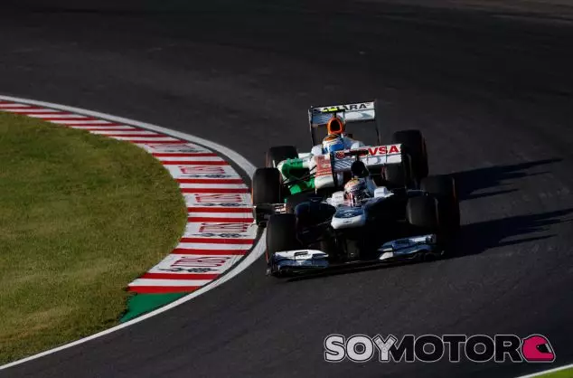 Ο Paul di Resta μάχεται τον Adrian Sutil στο Suzuka - LaF1