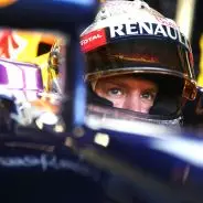 Sebastian Vettel nel box di Singapore - LaF1