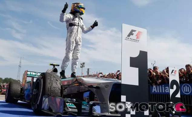 Lewis Hamilton ṣe ayẹyẹ iṣẹgun rẹ ni Hungaroring