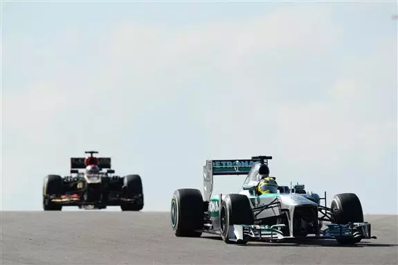 Rosberg, yağmurla işaretlenmiş Interlagos'ta ilk antrenman seansını yönetiyor