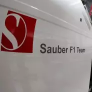 Thug Pastor Maldonado cuairt ar cheanncheathrú fhoireann Sauber - LaF1