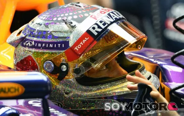 Sebastian Vettel ve své „nové“ helmě pro Singapur - LaF1