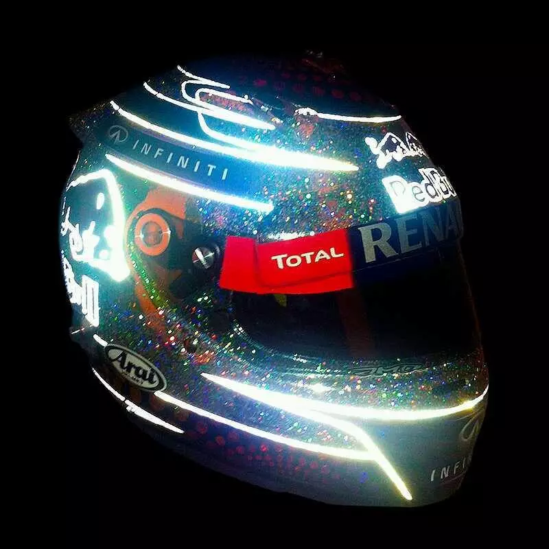 Shkëlqim i helmetës Sebastian Vettel për Marina Bay