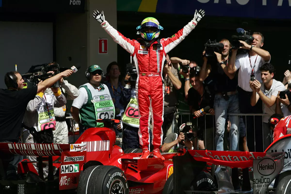 Ferrari bring hulde aan Massa: