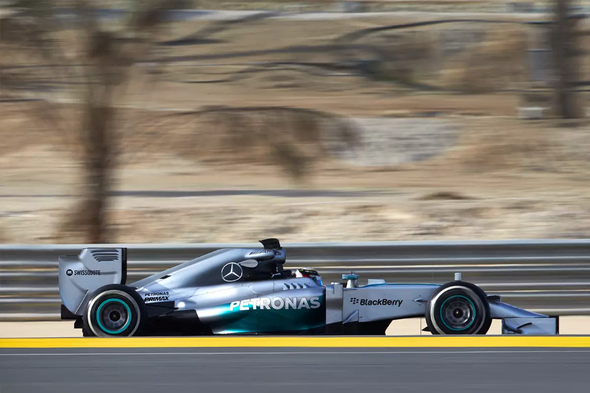 Hamilton vol que els seus rivals millorin: