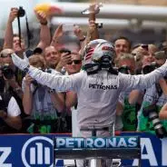 Lewis Hamilton tiba di Parc Fermé setelah kemenangannya di Montmeló - LaF1