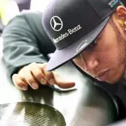 Lewis Hamilton melihat pada casis W04 - LaF1