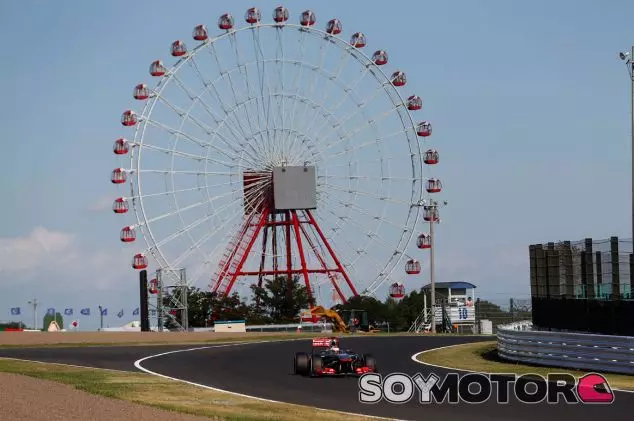 Дженсон Баттон проходить повз культове колесо огляду Suzuka - LaF1