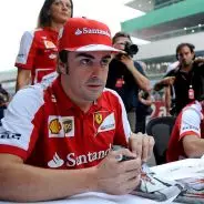 Fernando Alonso signeert handtekeningen op het rechte stuk in India - LaF1